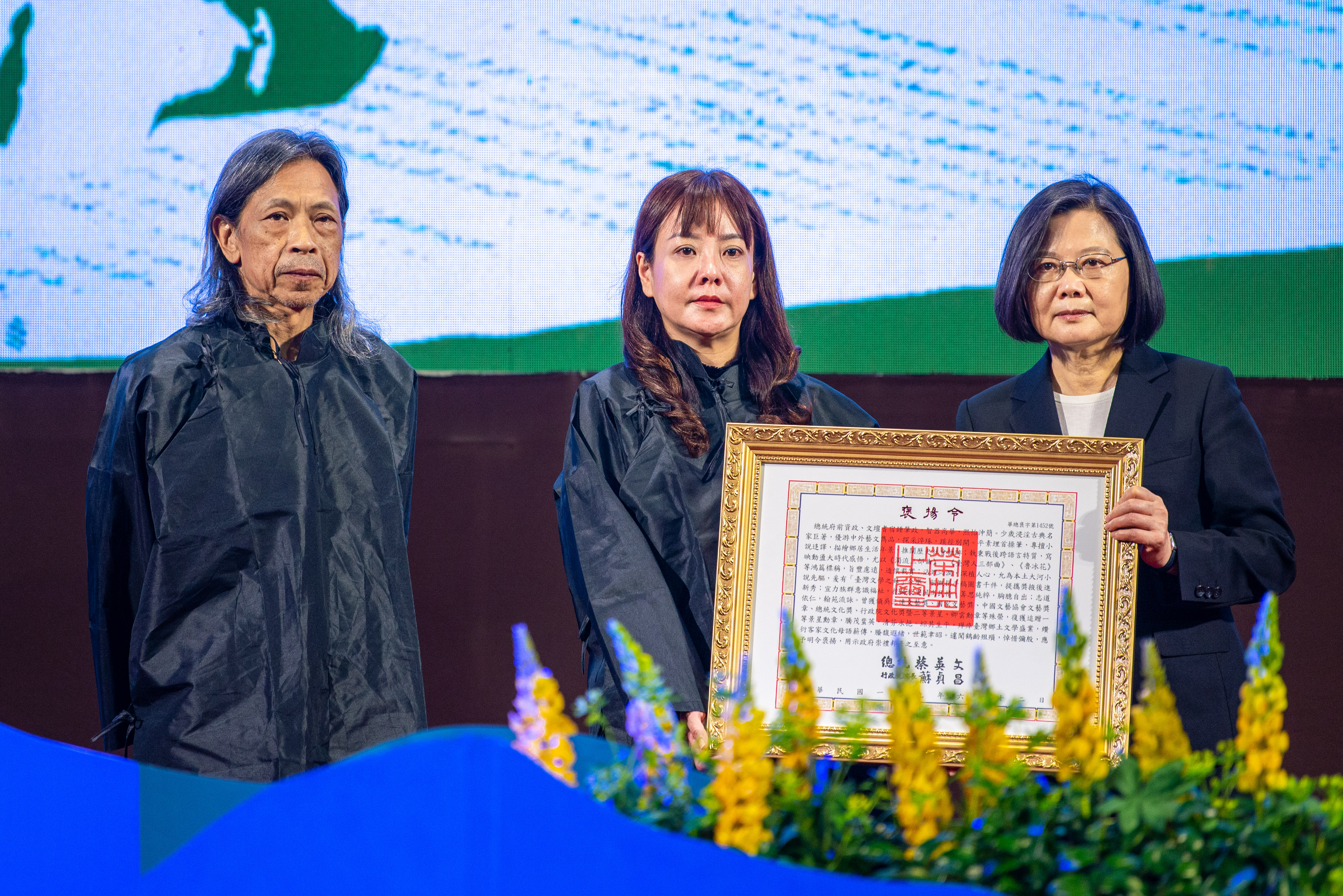 緬懷文化國寶鍾肇政，蔡總統追贈一等景星勳章、頒發褒揚令