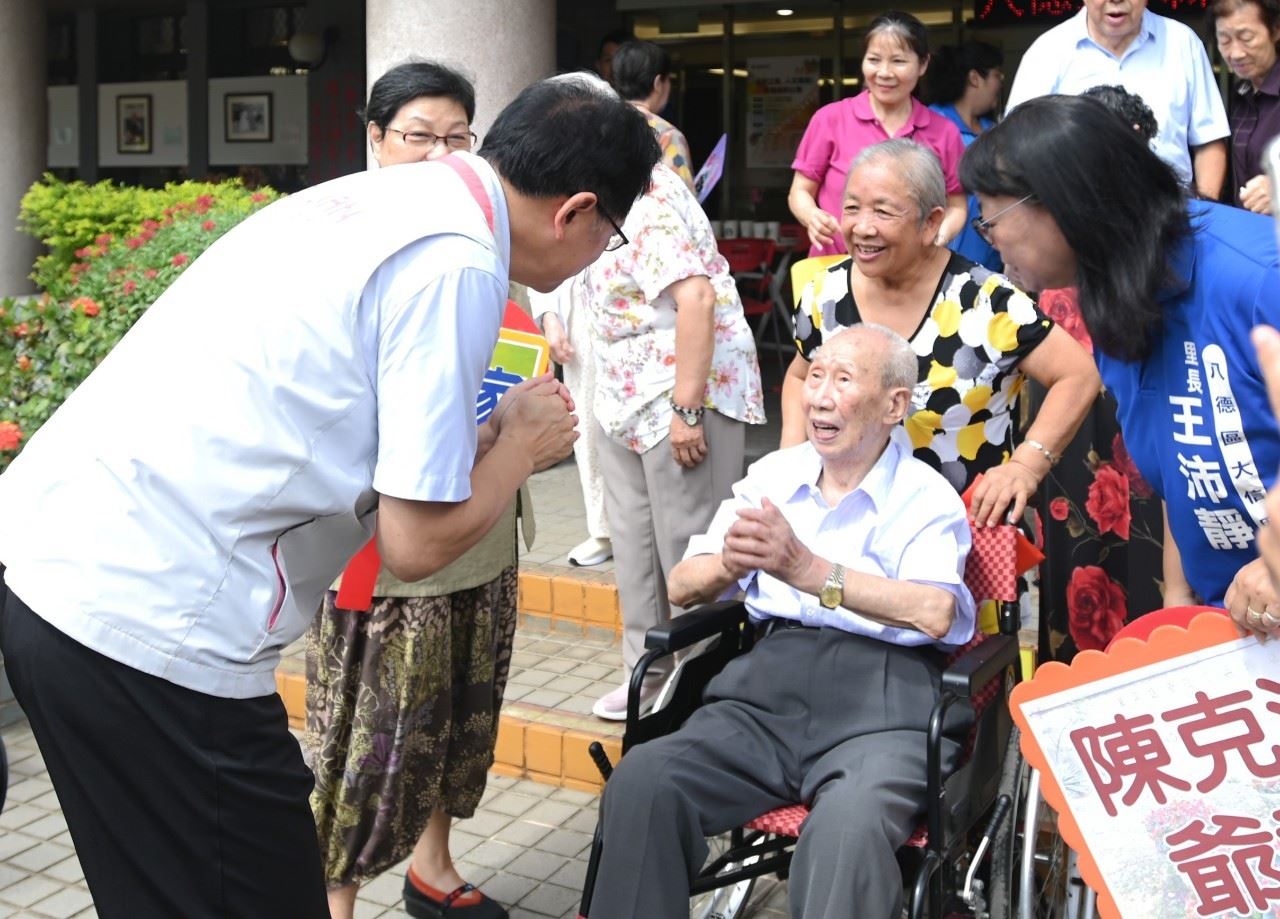 張市長慰訪八德區百歲人瑞 致贈金戒指、金箔畫獎牌獻祝福