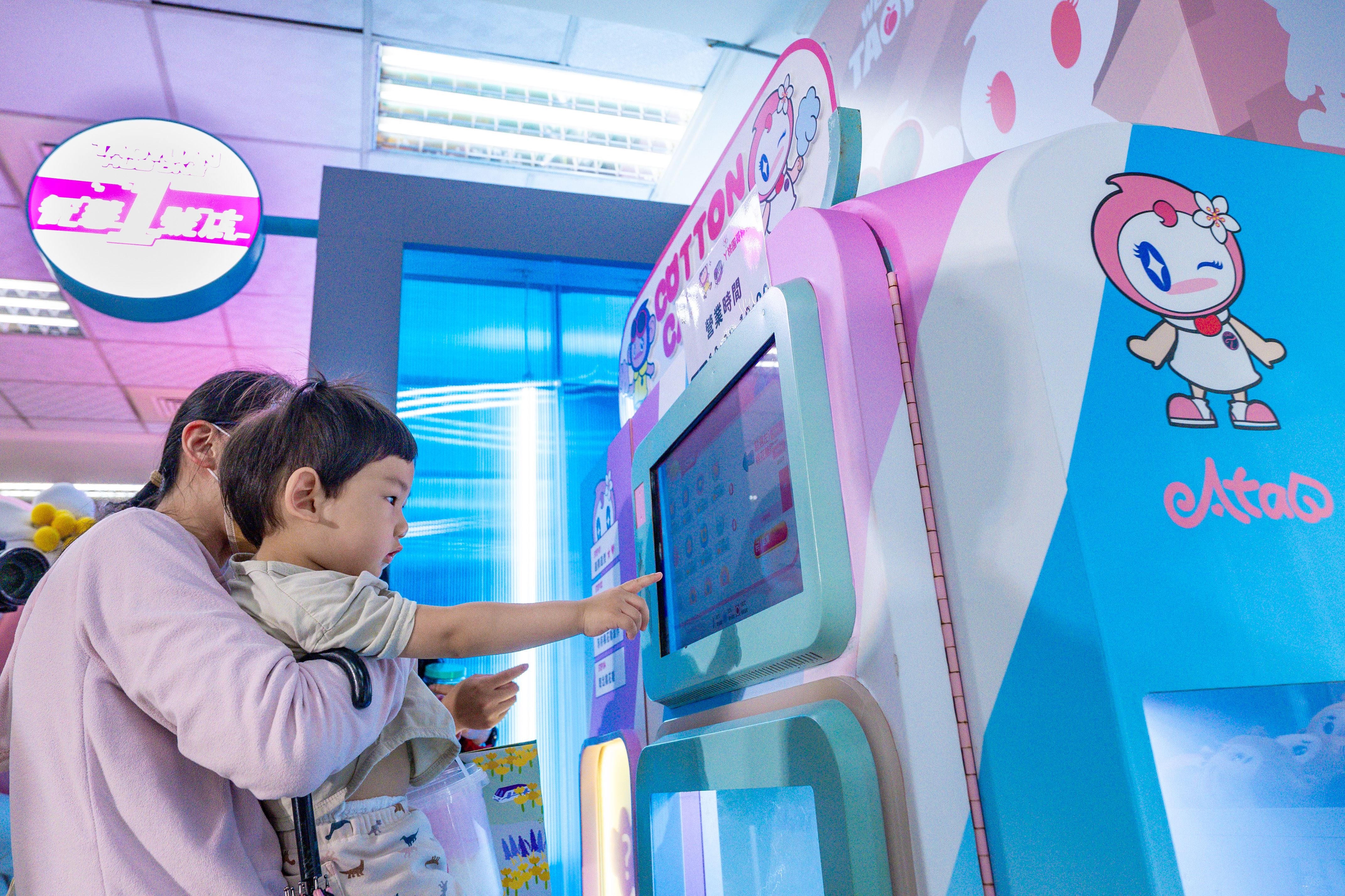 桃市府「智慧1號店」母親節快閃活動 張市長化身神秘關主與市民互動同樂