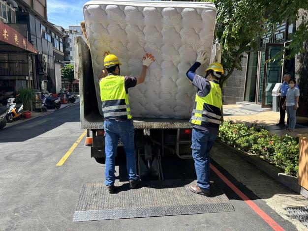 桃園市長張善政宣布 調升清潔隊員清潔獎金及駕駛安全獎金並追朔至112年12月1日