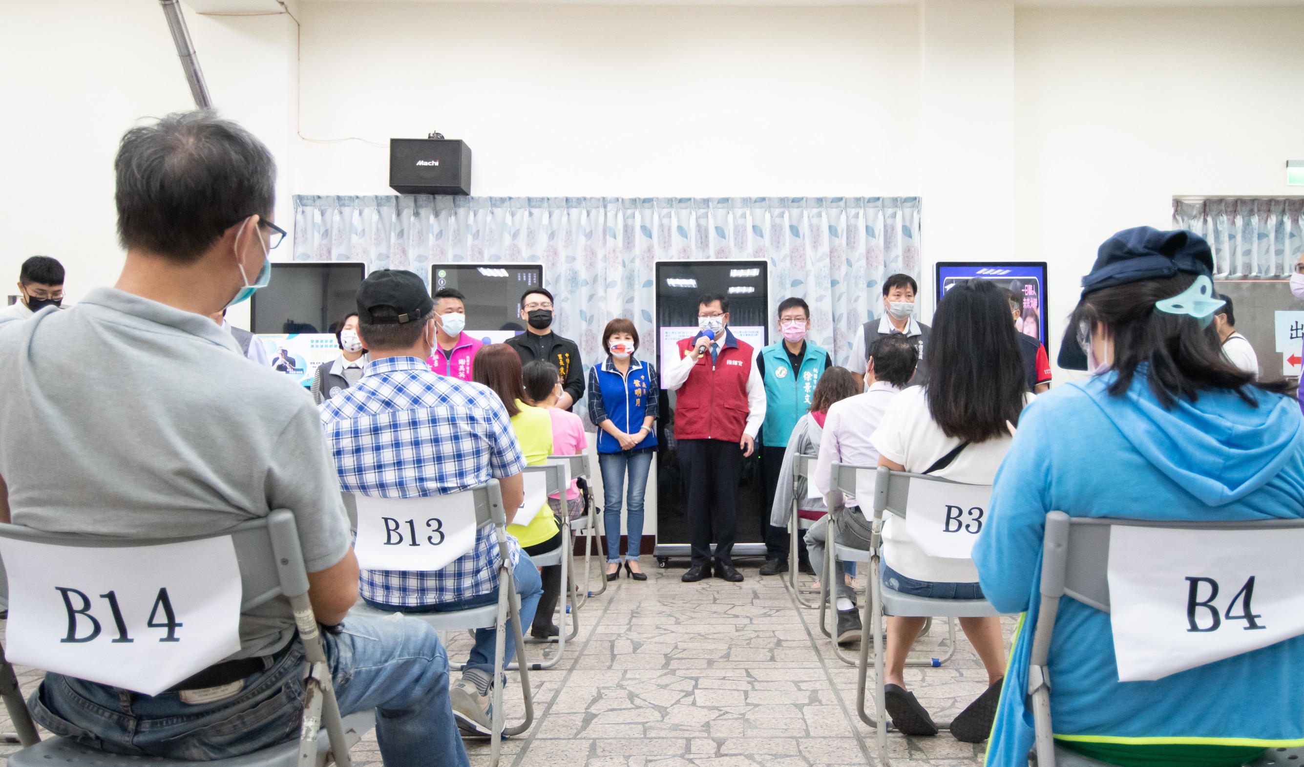 Mayor Cheng inspected the COVID-19 vaccination stations. He hopes to ...
